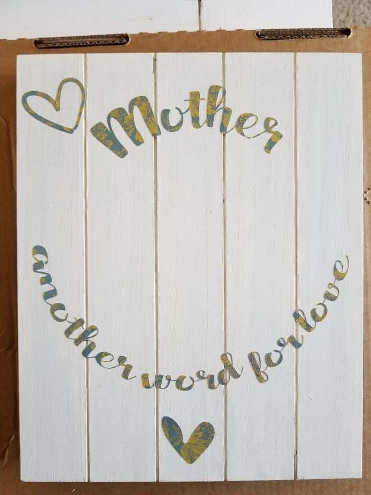 DIY Mother's Day SVG Sign with FREE SVG File - The How-To Home